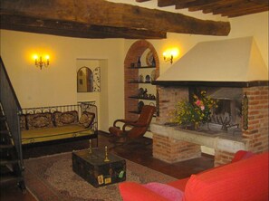 Villa, 2 quartos | Sala de estar | TV de ecrã plano, lareira 