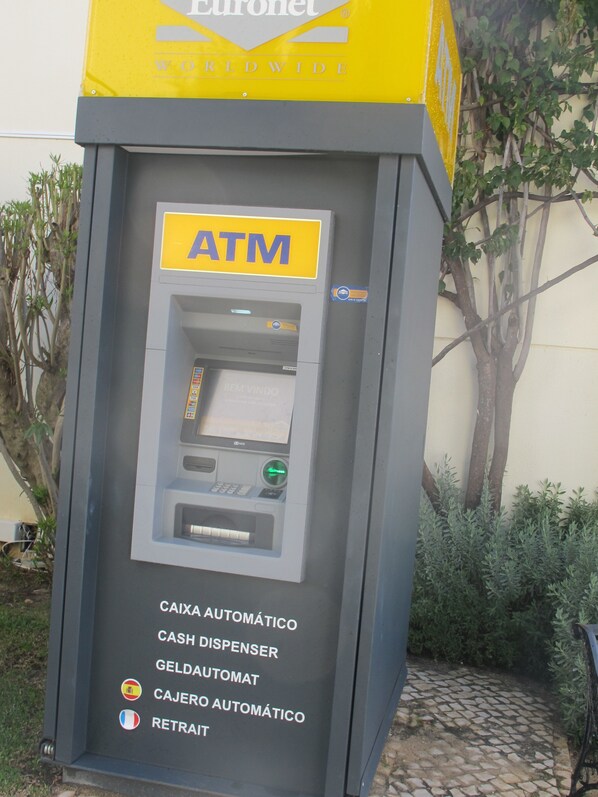 Caixa multibanco/serviços bancários no local