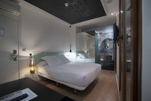 Quarto Duplo | Minibar, cofre com capacidade para portátil, secretária