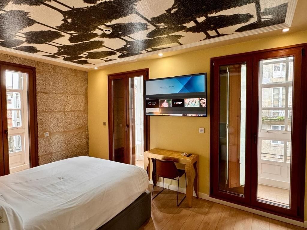 Suite Superior, Vista para a cidade | Minibar, cofre com capacidade para portátil, secretária 