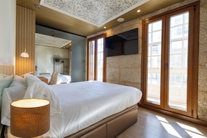 Quarto Duplo | Minibar, cofre com capacidade para portátil, secretária