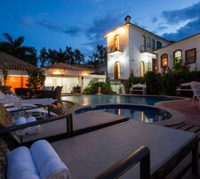 2 piscinas externas, espreguiçadeiras