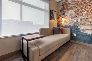 Edredões de penas, cofre no quarto, com decoração personalizada