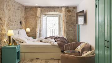 Suíte estúdio luxo, 1 cama Queen, vista para a cidade | 1 quarto, roupas de cama premium, edredons de pluma, camas Tempur-Pedic