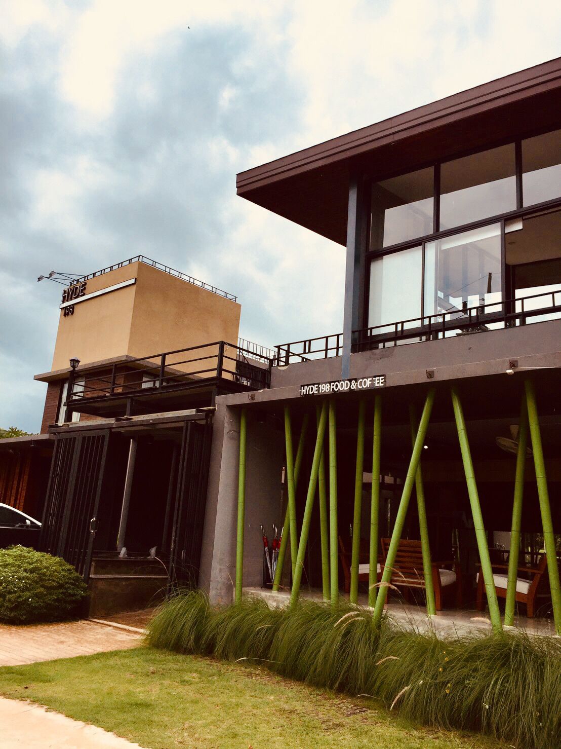 Um edifício moderno com uma placa que diz 'HYDE 198 FOOD & COFFEE'.