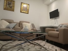 Suíte superluxo, sacada, no piso térreo | Sala de estar | TV LED 32 polegadas com canais via satélite, TV, Netflix