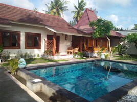 Piscina externa, espreguiçadeiras