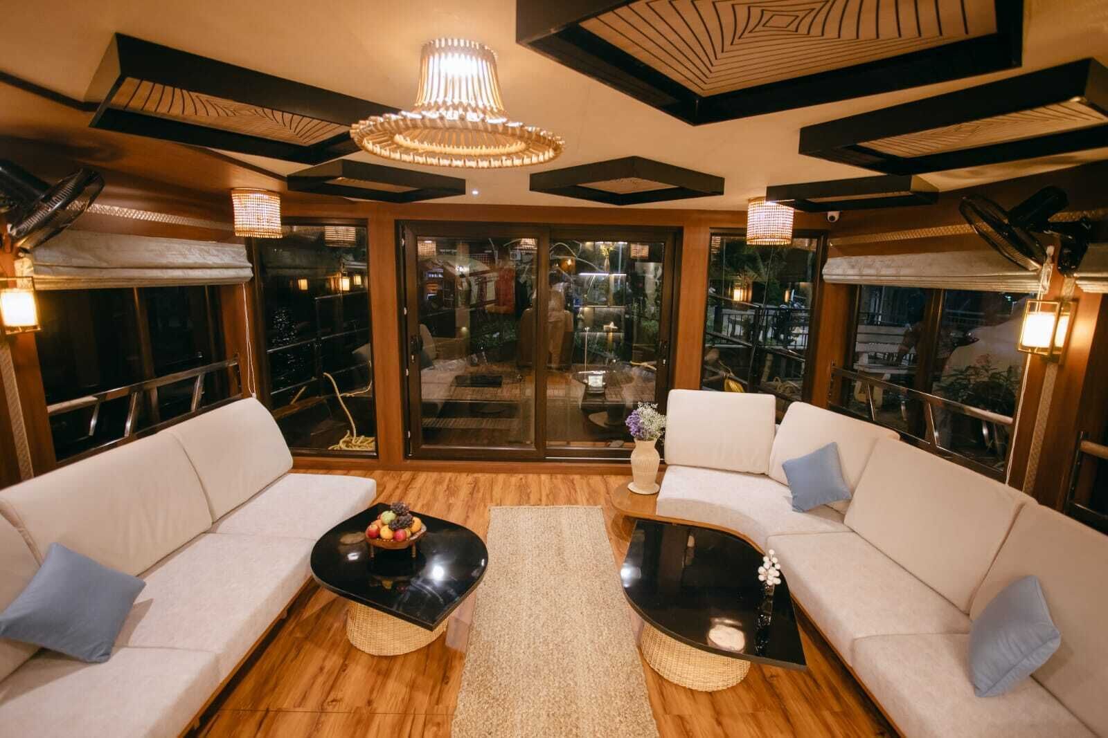 Uma sala de estar moderna com dois sofás, uma mesa de centro e um candelabro.
