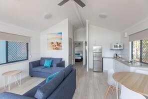 Cabana, 2 quartos | Cozinha americana privada | Geladeira grande, micro-ondas, fogão, cafeteira/chaleira