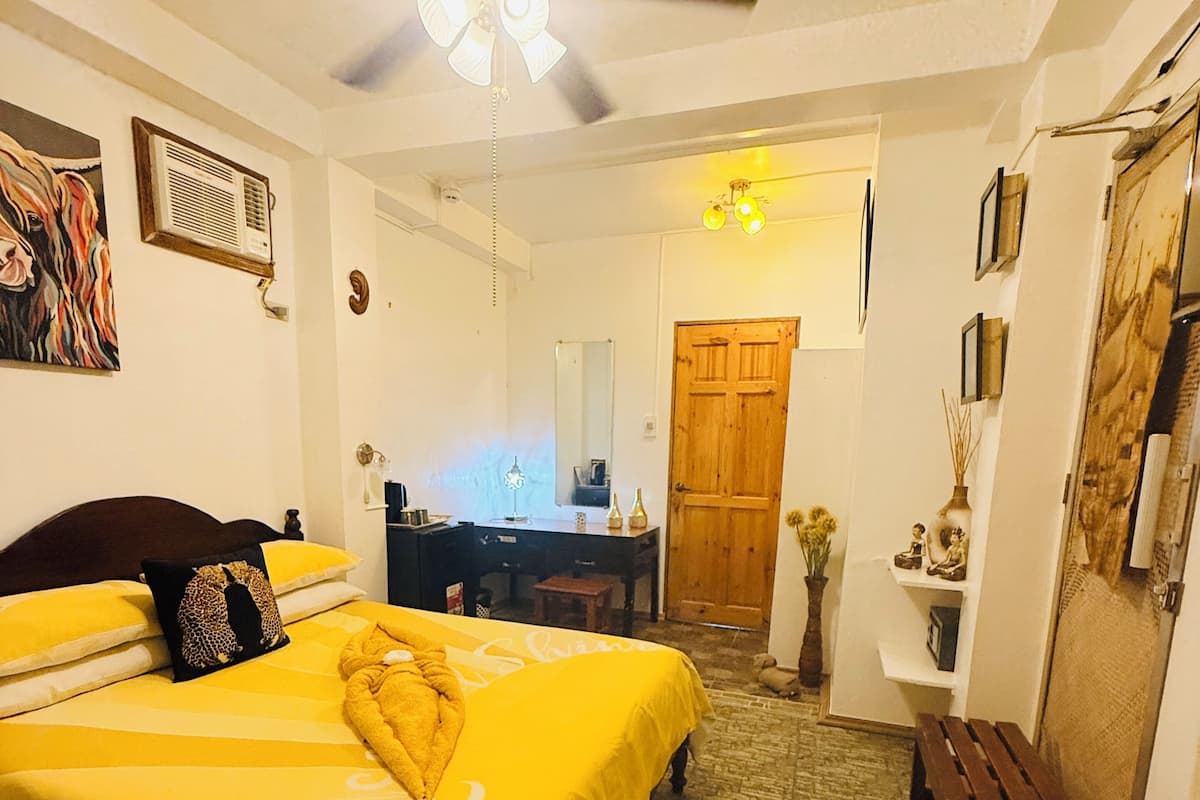 Quarto luxo, sacada | Frigobar, cofres nos quartos, escrivaninha, quartos à prova de som