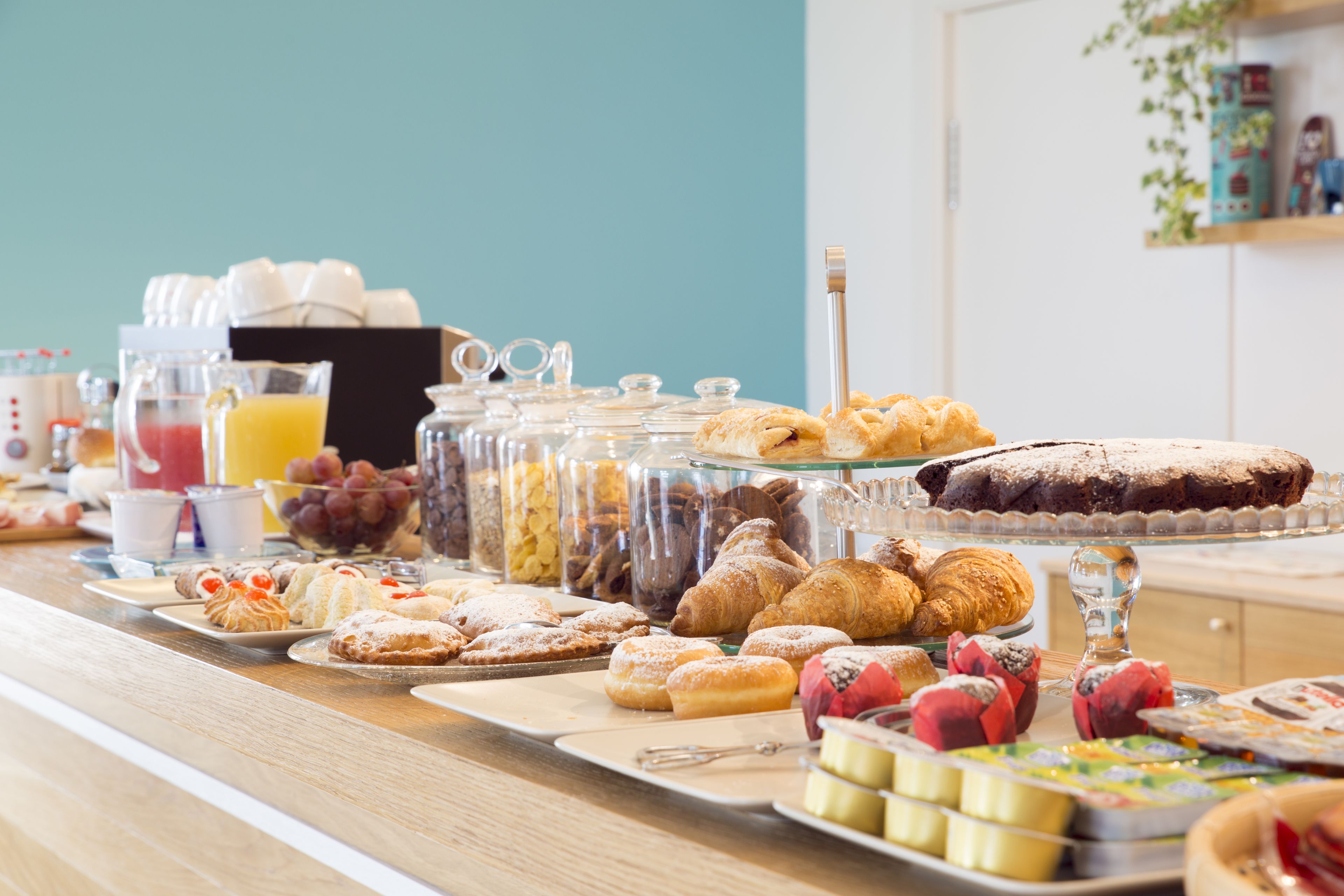 Café da manhã com buffet grátis todos os dias