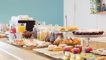 Café da manhã com buffet grátis todos os dias
