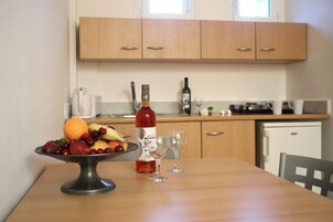 Apartamento, vista para o mar (4 Adults) | Kitchenette privada | Um frigorífico, uma placa de cozinha, uma chaleira elétrica 