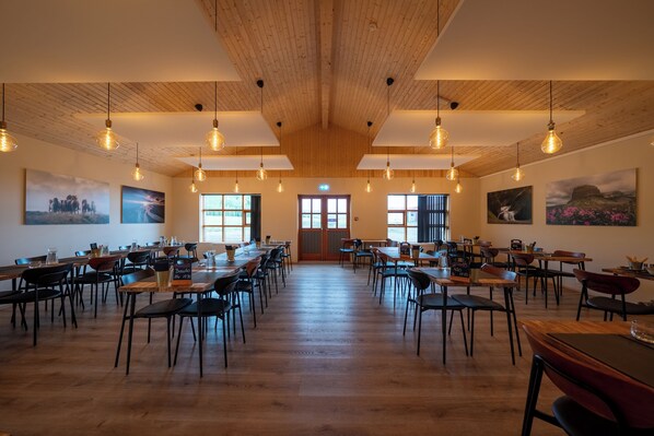 Serviço de café da manhã e jantar, vistas para o jardim