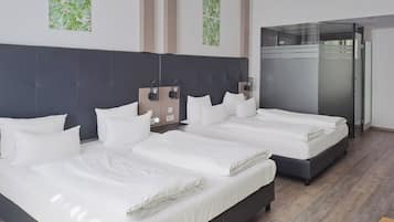 Quarto premium, várias camas (Family Room) | 1 quarto, roupas de cama antialérgicas, cofres nos quartos, escrivaninha