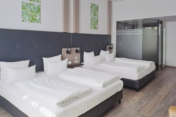 Quarto Premium, várias camas (Family Room) | Roupa hipoalergénica, cofre no quarto, secretária