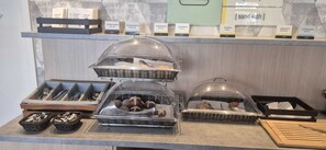 Pequeno-almoço tipo buffet diário (19 EUR por pessoa)