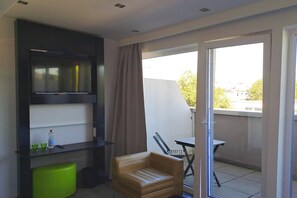 Roupa hipoalergénica, cofre no quarto, secretária 