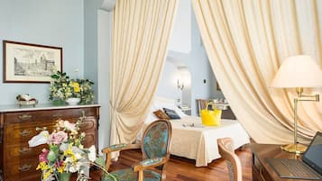 Roupas de cama premium, frigobar, cofres nos quartos, escrivaninha