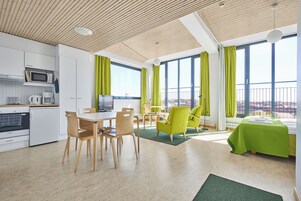 Penthouse Deluxe, 1 cama queen-size, kitchenette | Secretária, quartos insonorizados, Wi-fi grátis 