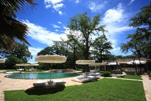 Piscina externa, guarda-sóis, espreguiçadeiras