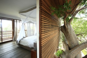 Quarto solteiro superior | Frigobar, cofres nos quartos, individualmente decorados, escrivaninha