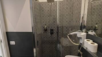 Quarto Triplo Clássico | Casa de banho | Um polibã, um chuveiro fixo, artigos de higiene pessoal grátis