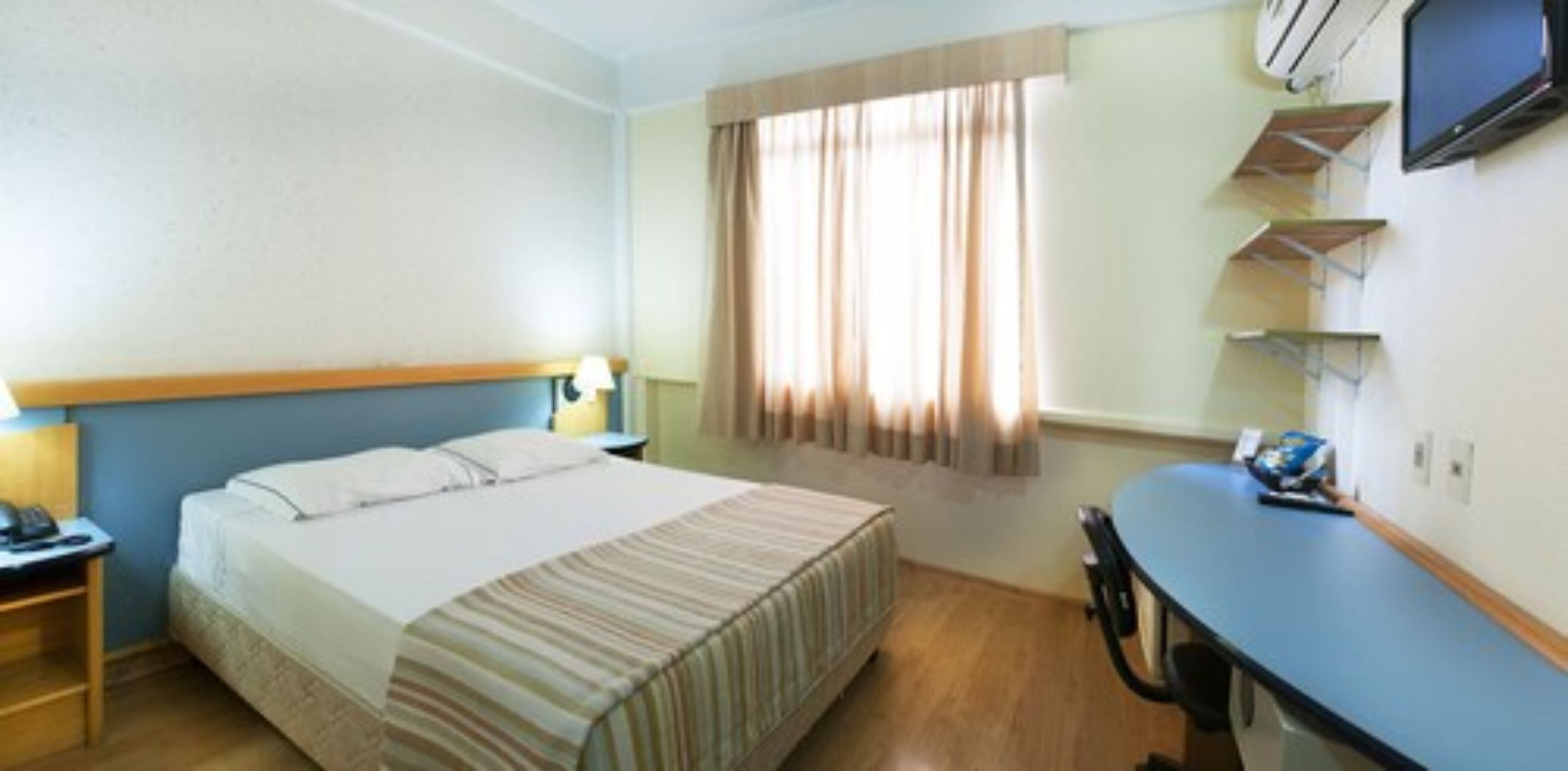 Frigobar, cofres nos quartos, escrivaninha, cortinas blackout