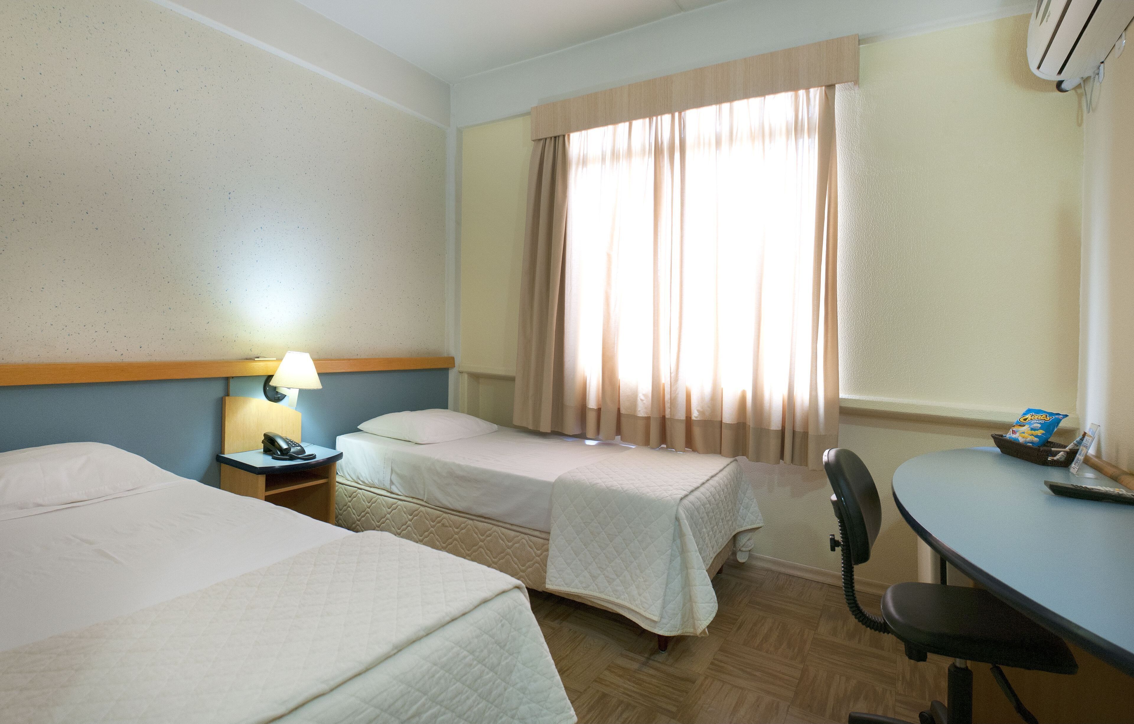 Frigobar, cofres nos quartos, escrivaninha, cortinas blackout