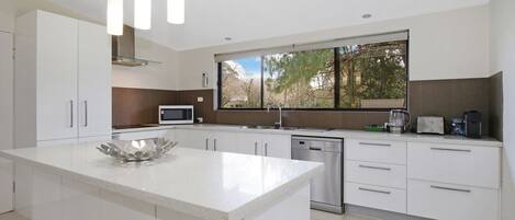 Casa, 4 quartos | Cozinha privada | Um frigorífico/congelador grande, um micro-ondas, um forno