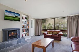 Casa, 4 quartos | Sala de estar | Televisor, lareira 