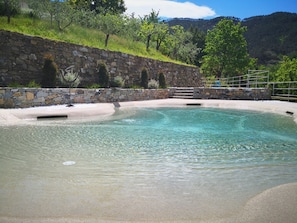 Piscina externa sazonal, funciona das 9h às 19h30, guarda-sóis