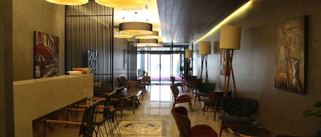 Área de estar no saguão