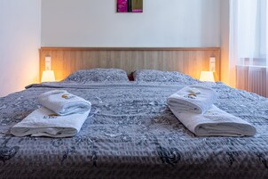 Quarto casal standard, 1 cama Queen | Cortinas blackout, ferros/tábuas de passar roupa, Wi-Fi de cortesia