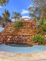 Piscina externa, piscina com cascata, espreguiçadeiras