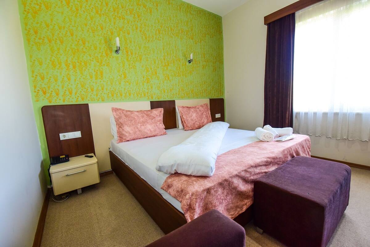 Roupas de cama premium, frigobar, escrivaninha, Wi-Fi de cortesia