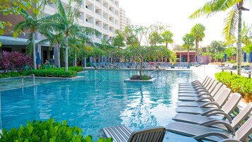 Piscina externa, guarda-sóis, espreguiçadeiras