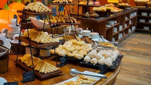 Um buffet com diversos doces e sobremesas.