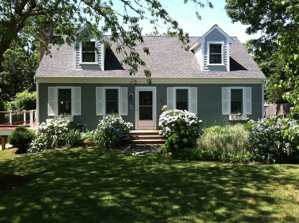 Charming Cape Home With Waterviews Of Great Bay! - Woods Hole, MA