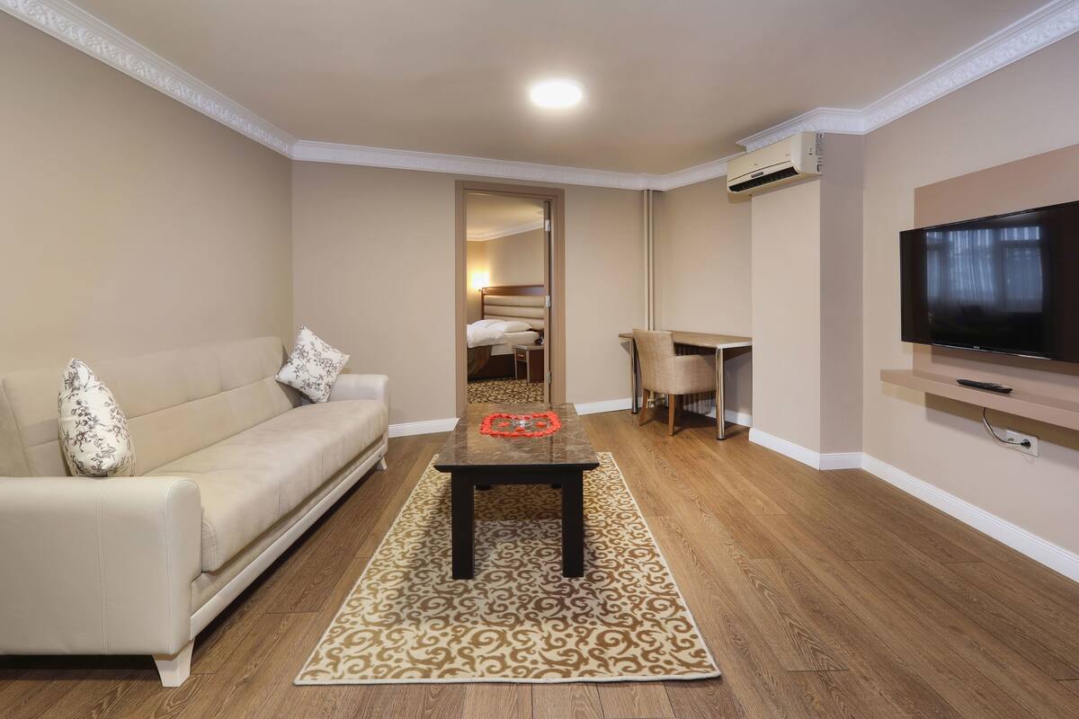 Roupa de alta qualidade, minibar, cofre no quarto, secretária 