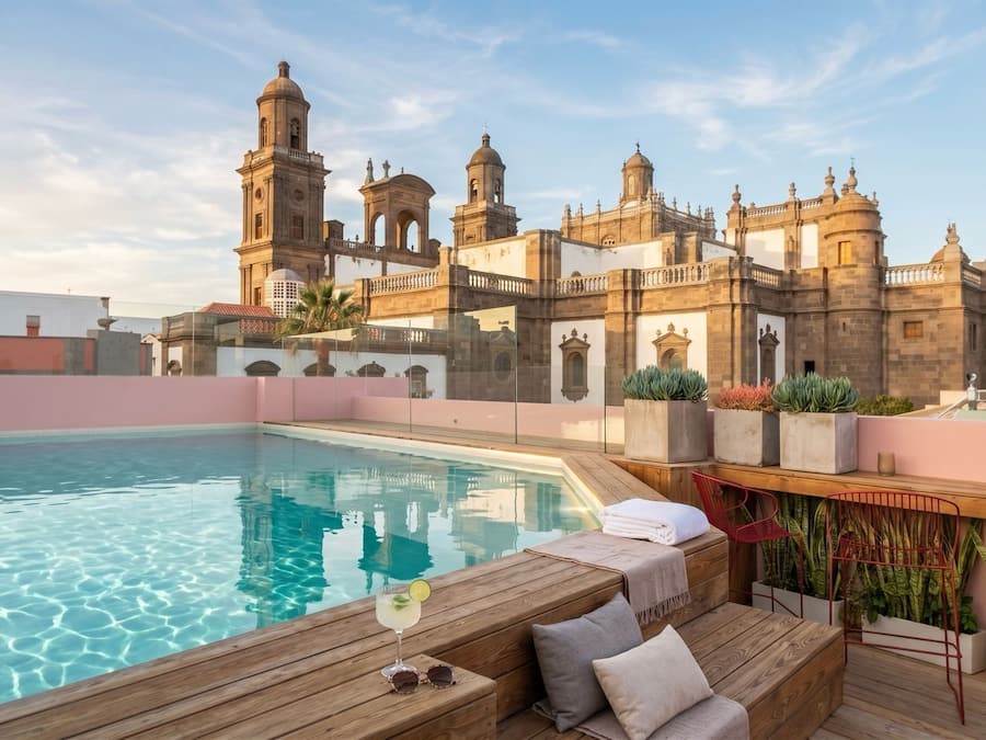 Terraço com espreguiçadeiras