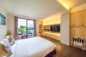 Minibar, cofre no quarto, secretária, cortinas/cortinados opacos