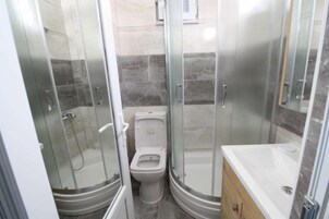 Quarto Twin Deluxe | Casa de banho | Um polibã, artigos de higiene pessoal grátis, um secador de cabelo 