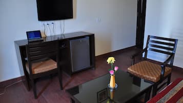 Quarto Superior, varanda, Vista para a cidade | Sala de estar | Televisor de ecrã plano de 32 polegadas com canais via satélite