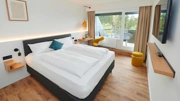 Quarto casal premium | Roupas de cama premium, cofres nos quartos, escrivaninha