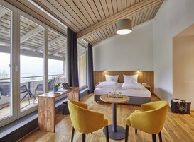 Quarto Duplo ou Twin de Luxo | Cofre com capacidade para portátil, secretária 