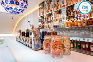 Este bar no lobby do hotel