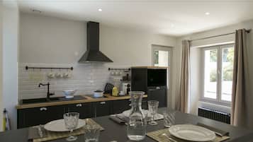 Apartamento Básico | Kitchenette privada | Um frigorífico no espaço comum, um micro-ondas no espaço comum