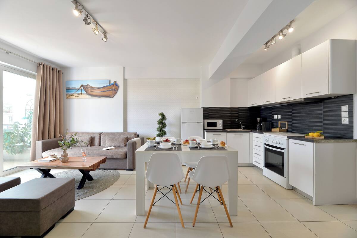 Deluxe Family Apartment | Cozinha privada | Uma cafeteira/bule, um frigorífico, um micro-ondas 
