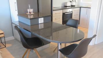 Um frigorífico/congelador grande, um micro-ondas, um forno